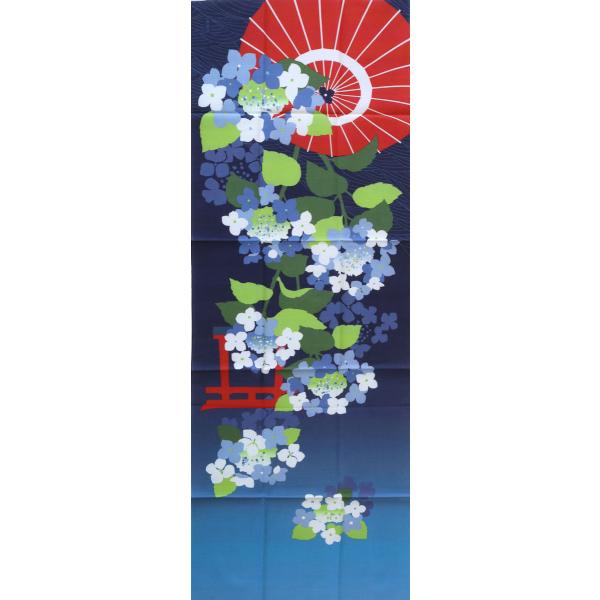和の風景に、やさしく咲くあじさい。深みのある藍色に、色とりどりの紫陽花。そこに添えられた和傘が、どこか懐かしく、しっとりとした初夏の情景を感じさせてくれます。タペストリーとして飾れば、お部屋に季節の空気を取り入れる、手軽な“しつらえ”に。も...