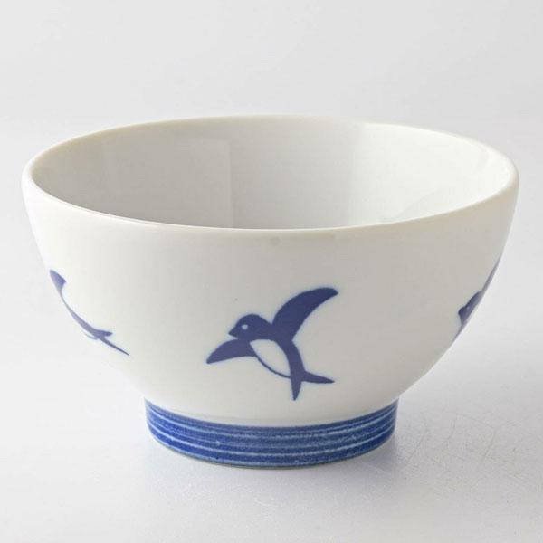 ヒュンヒューンっと、思い思いに空を飛び回るツバメたち。なんとも言えないゆるさがほっこりするシリーズです。まん丸コロンと使いやすいご飯茶碗。茶碗真ん中のツバメさんは赤い実を持っています。