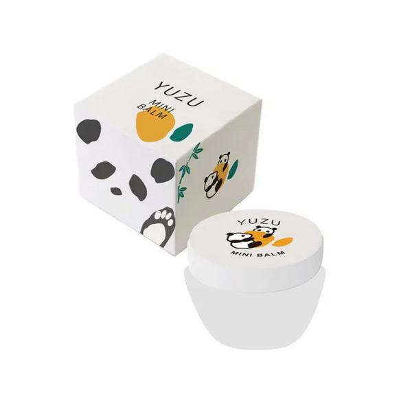 高知県産ユズ精油の爽やかな香りと、自然由来成分の保湿力をひとつに。デイリーアロマジャパンの YUZU マルチバーム は、唇や爪まわりの乾燥対策はもちろん、ヘアワックスやひじ・ひざなどのカサつきにも使えるオールインワンバームです。ワセリンやミ...