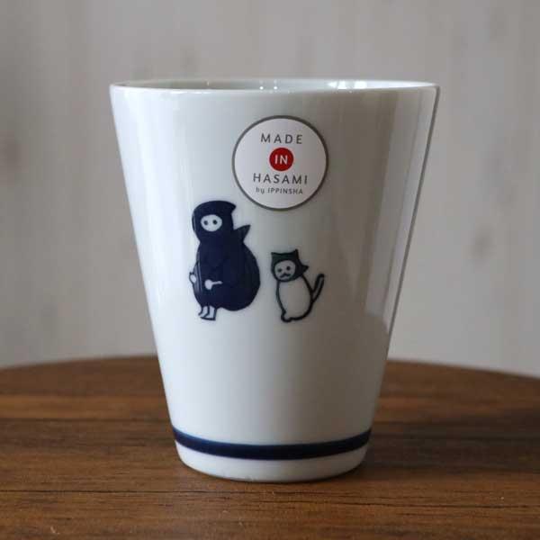 ゆるくて、ちょっとシュール。思わずクスッとする「忍者+猫」の世界。人気のKYU-JITSUシリーズから、使いやすいタンブラーが登場しました。長崎県の伝統工芸「波佐見焼」で仕上げたカップに、のんびりとした忍者と猫の忍者の姿をあしらった遊び心あ...