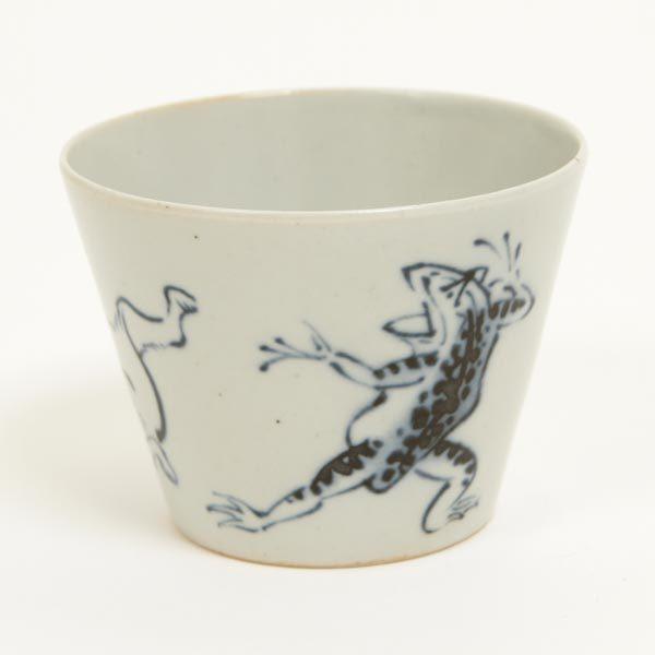 長崎・波佐見焼のそば猪口です。日本最古の漫画といわれる鳥獣戯画の絵巻物から、選りすぐりの場面をダイジェストにしてあしらいました。大きさがちょうどよく、使いやすいそば猪口は、今も昔も、小鉢や湯のみ、酒器、つゆ入れなど、さまざまな用途で使用でき...