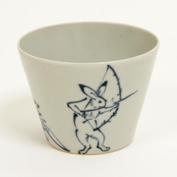 長崎・波佐見焼のそば猪口です。日本最古の漫画といわれる鳥獣戯画の絵巻物から、選りすぐりの場面をダイジェストにしてあしらいました。大きさがちょうどよく、使いやすいそば猪口は、今も昔も、小鉢や湯のみ、酒器、つゆ入れなど、さまざまな用途で使用でき...