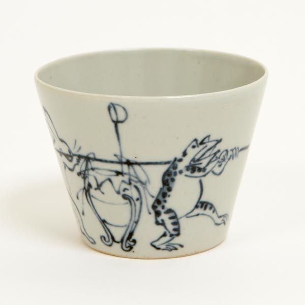 長崎・波佐見焼のそば猪口です。日本最古の漫画といわれる鳥獣戯画の絵巻物から、選りすぐりの場面をダイジェストにしてあしらいました。大きさがちょうどよく、使いやすいそば猪口は、今も昔も、小鉢や湯のみ、酒器、つゆ入れなど、さまざまな用途で使用でき...