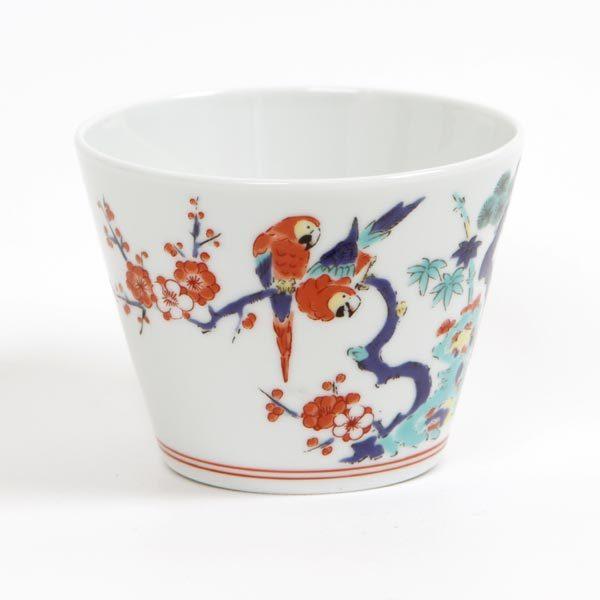 長崎・波佐見焼のそば猪口です。古伊万里の中でも繊細できらびやかな色絵磁器は江戸時代、西洋の人々を魅了し、ヨーロッパの磁器生産にも多大な影響を与えました。中でも、最も優美といわれる延宝時代の色合いと様式をベースに、現代のペットと伝統的な文様を...