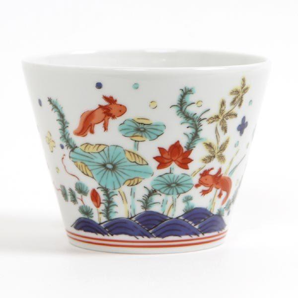 長崎・波佐見焼のそば猪口です。古伊万里の中でも繊細できらびやかな色絵磁器は江戸時代、西洋の人々を魅了し、ヨーロッパの磁器生産にも多大な影響を与えました。中でも、最も優美といわれる延宝時代の色合いと様式をベースに、現代のペットと伝統的な文様を...