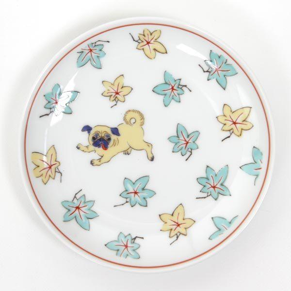 長崎・波佐見焼の小皿です。古伊万里の中でも繊細できらびやかな色絵磁器は江戸時代、西洋の人々を魅了し、ヨーロッパの磁器生産にも多大な影響を与えました。中でも、最も優美といわれる延宝時代の色合いと様式をベースに、現代のペットと伝統的な文様を組み...