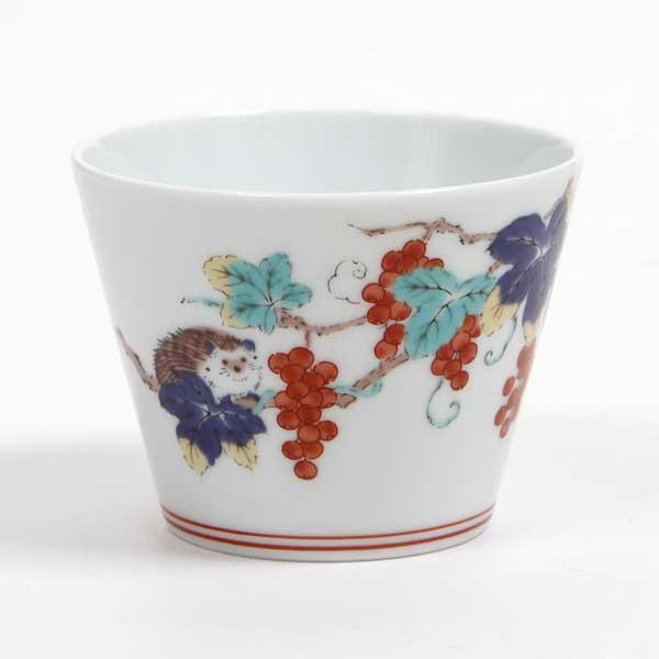 長崎・波佐見焼のそば猪口です。古伊万里の中でも繊細できらびやかな色絵磁器は江戸時代、西洋の人々を魅了し、ヨーロッパの磁器生産にも多大な影響を与えました。中でも、最も優美といわれる延宝時代の色合いと様式をベースに、現代のペットと伝統的な文様を...