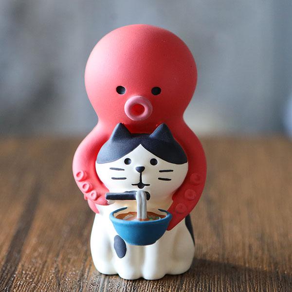 猫は穀物倉庫のねずみをやっつける豊穣の守り、蛸は「多幸（たこ）」の語呂から縁起がいいとされています。ネコに蕎麦をふーふーと運ぶ愛らしい置物です。玄関や棚のワンポイントに、和モダンなアクセントとしておすすめ。遊び心と温もりを感じるインテリア小...