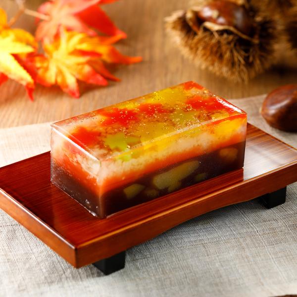【発売日：2026年10月01日】栗羊羹の上に鮮やかな赤色の羊羹と白餡のそぼろを重ねた華やかな羊羹です。上には紅葉を象った色とりどりの羊羹を散りばめました。秋の味覚と風情を楽しめる、季節感あふれる羊羹です。◆商品サイズ：124×56×42ミ...