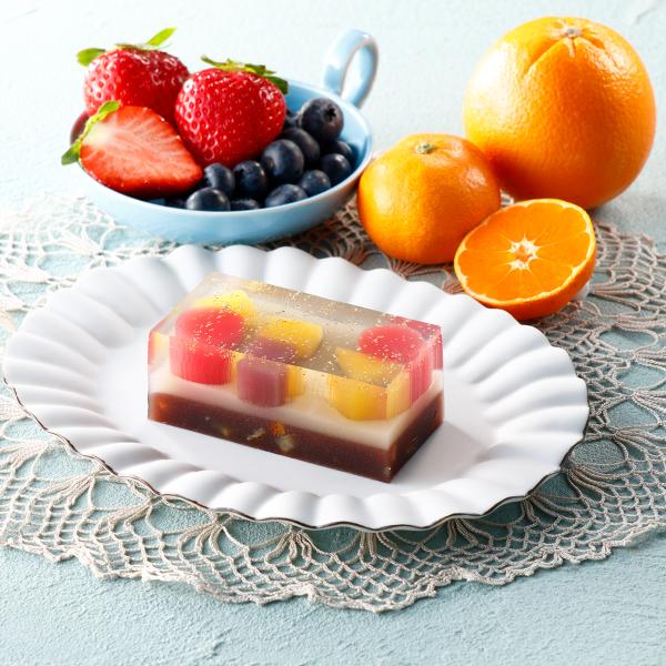【発売日：2026年04月03日】あんみつから着想してさまざまな果物の要素を詰め込みました。オレンジピールを加えた小豆羊羹と合わせてさっぱりとした味わいに仕上げました。◆商品サイズ：124×60×45ミリ◆お日持ち：２週間程度