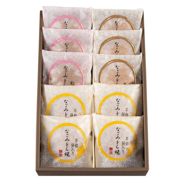 【発売日：2025年10月01日】ふんわりしっとり生地に素朴な甘さの芋あんとやわらかなぎゅうひ餅を挟んだ季節のどら焼と、栗入りどら焼、粒餡どら焼の詰合せ。 内容量：10個（芋餡餅入り×4個、栗入どら焼×３個、粒餡どら焼×３個）  箱サイズ：...