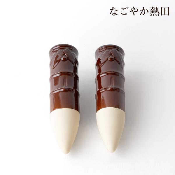 お供え花を引き立てるシンプルなデザイン。日本各地で長く利用されてきた、昔ながらの野花立て一対。素朴で優しい飴色は、どこか懐かしさを覚えます。安心・高品質な日本製、刺し込みやすい尖りの矢尻型。先端は素焼きになっているので、じんわりと水が地面に...