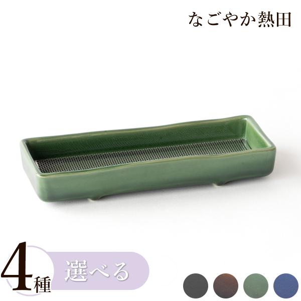 お線香を寝かせて焚ける横置きの線香皿。質の高いしっかりとした国産陶器製です。浄土真宗では古くから用いられてきましたが、近年では宗派を問わず手元供養や趣味のお香にも利用が拡がっています。お線香を立てて焚く香炉と異なり、火のついたお線香が倒れる...