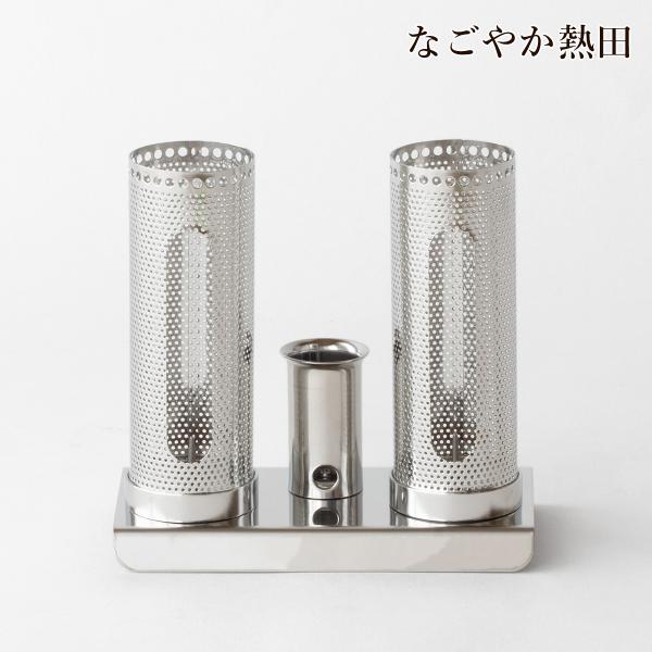 丈夫で長持ち、安心の日本製。風のある場所でも使いやすい風防付きの墓前用品。お墓参りに欠かせない、お線香と一対のローソクを同時にお供えできる便利な一品です。樹脂や陶器とは異なり、劣化や破損の心配のない18-8ステンレス(SUS304)シンプル...