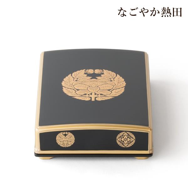 浄土真宗・親鸞聖人の教えが詰まった、蓮如上人の御文。こちらは大谷派(お東)向け、大型・抱き牡丹紋の御文箱となります。当店では、サイズの合った御文も一緒にご注文いただけます。高級感のある盛り紋に、美しい艶の塗装。真宗の仏壇によく馴染む、金色の...