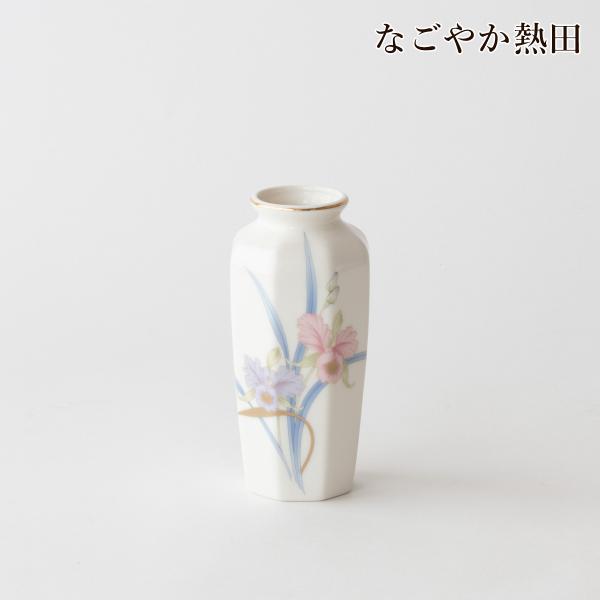 暮らしを華やかに演出する一本。八角のモダンな形状。美しいカトレヤが目を引く爽やかな仏間花瓶。艶やかな質感、上品な佇まい。高品質な美濃焼き陶磁器(ニューボン)の現代的な造り。安心安全な上質の素材と、職人たちの確かな技術を感じられる花立です。取...