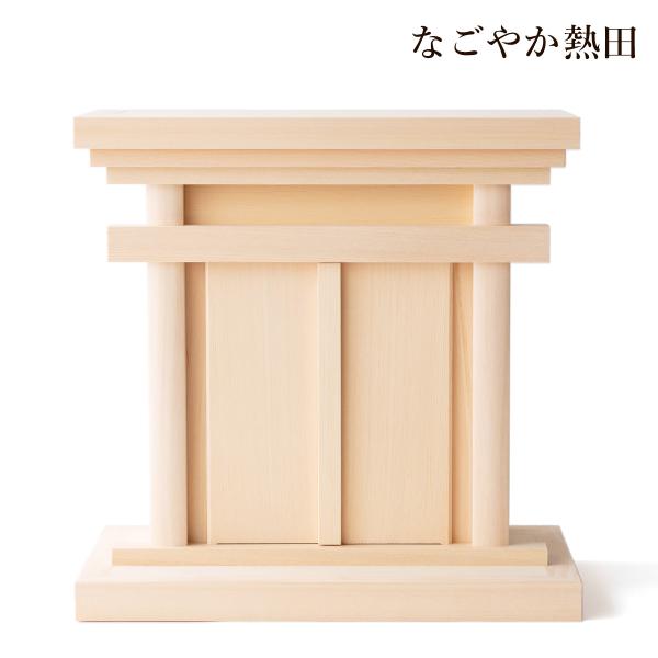 故人の御霊が鎮まる神聖な祖霊舎。丁重にお祀りされる御霊代は、守護神となりその家を守るといわれています。官材・尾州檜とも呼ばれる、大変希少な木曽檜製。神社仏閣の用材として無上の材とされる銘木を、ふんだんに使用した逸品です。美しい柾目と滑らかな...