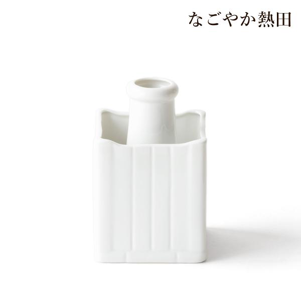 清浄を表す美しい白磁。東海地方の窯元でシンプルに焼き上げられる角榊立て。艶やかな表面となめらかな手触りは国産神具ならではのしっかりとした質感。中央の榊立て下部には通し穴が開いており、外側の四角の容器までたっぷりとお水を溜められます。底もどっ...