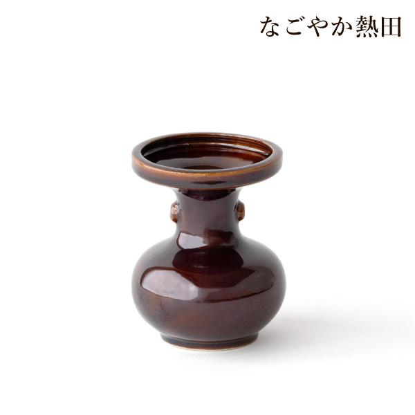 万物を浄化する神聖なる炎への信仰。人々の暮らしに欠かせない、火の神様・竈の神様へ心を込めてお供えを。艶やかで高品質な美濃焼き陶器製、しっかりとした造りの松立て。伝統的なシンプルなフォルムで松のお供えを清楚に引き立てます。サイズは4種類をご用...