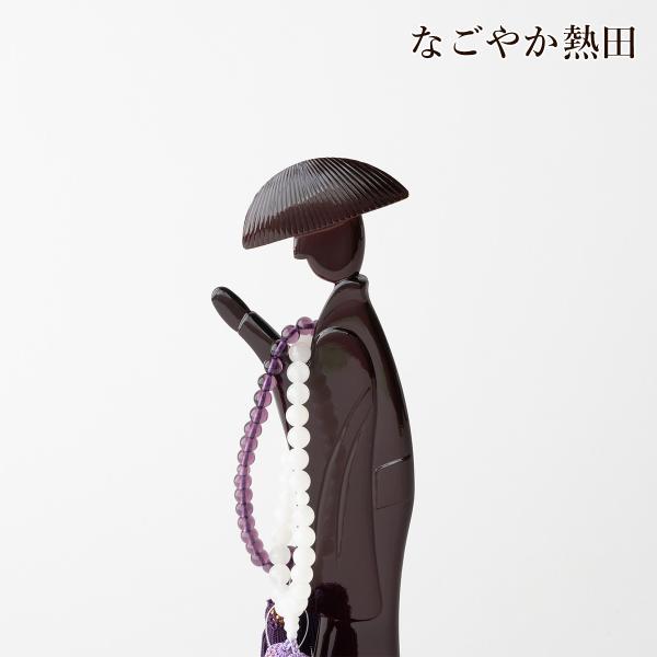 略式・本式を問わず、お手持ちのお念珠を気軽に保管できる念珠掛け。こちらは掛け台のみの単体販売となり、珠数・念珠は付属しませんのでご注意ください。安心の国産樹脂製。取り扱いやすく安定感のあるずしりとした土台。腕部分に掛けるだけのかんたん設計が...