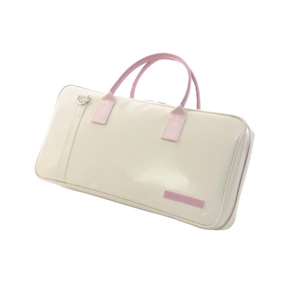 Colorペールアイボリー/ピンクベージュ・本革ライトピンクエンブレム上品なペールアイボリーに、ピンクベージュのハンドル座と同色ショルダーベルトを合わせた大人の色コンビネーション。本革ライトピンクのロングエンブレムです内装の起毛生地は、ライ...