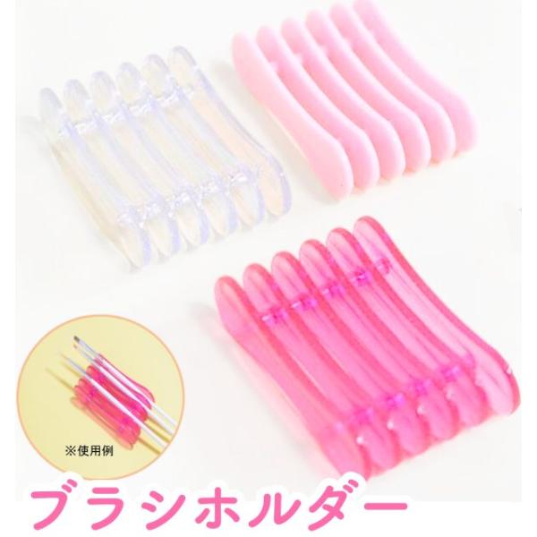 スっと置いてスっと取れる！セルフネイルの時痒い所に手が届くスグレモノ♪5本まで置けるのでネイルアートをする時にどうぞ！サイズ:幅4.9cm×奥行き7.6cm×高さ2.0cm　間隔約0.7cm材質:プラスチックコスト削減の為発送梱包が簡易とな...