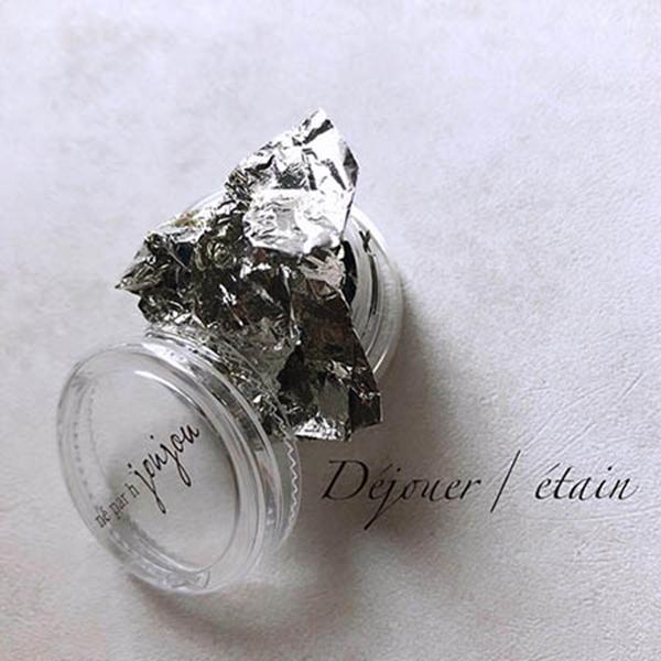 薄く、しなやかな『 made in Japan 』の箔。大人気の joujou Dejouer（箔）シリーズより、新色が登場！この模様は日本古来の伝統芸術で、水面に墨を落とし生まれる模様を楽しんだと言われています。この商品は単色の箔に比べ、...