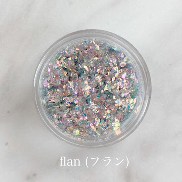ｆｌａｎワントーン落ち着いたカラーのオーロラのホロになります。オーロラクリアの細かなホロで、輝きが強く埋め込みやすい為シアーカラーを重ねて頂くと奥行感が出て美しいです。シアーカラーを重ねる前にミキシングジェルを塗布し一度硬化していただくとよ...