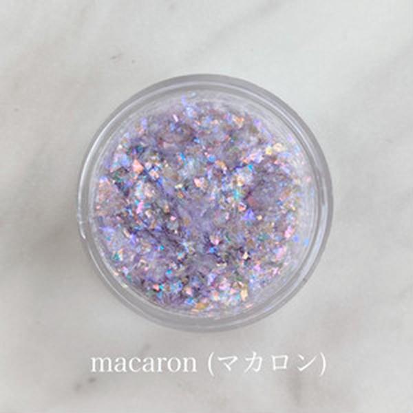 ｍａｃａｒｏｎワントーン落ち着いたカラーのオーロラのホロになります。オーロラクリアの細かなホロで、輝きが強く埋め込みやすい為シアーカラーを重ねて頂くと奥行感が出て美しいです。シアーカラーを重ねる前にミキシングジェルを塗布し一度硬化していただ...
