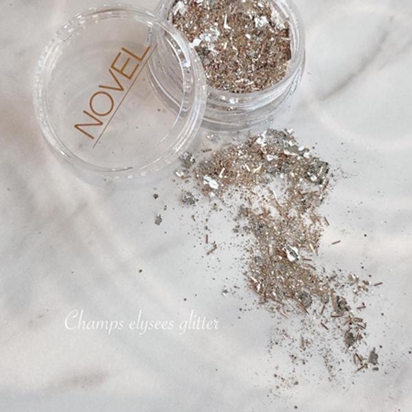 イルミネーションで輝くシャンゼリゼ通りをイメージ。シルバーの箔とシャンパンカラーの細長いホロがアクセントになったグリッターです。細かなラメもミックスされている為、ひと塗りでデザイン的に仕上がります。