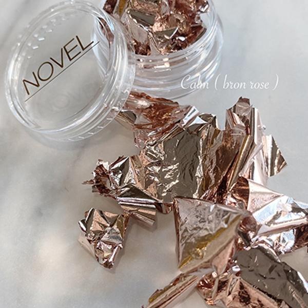 柔らかいピンクベースの箔です。どんなカラーにも馴染みやすく、ニュアンスアートと相性抜群です。大変薄く柔らかいため、埋め込みがしやすいです。上からシアーカラーを重ねていただくと奥行き感のあるアートが簡単に作れます。ツイザー等でお好みの大きさに...