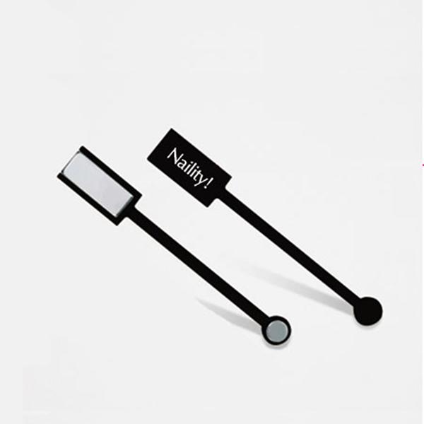 マグネットネイルに欠かせない専用のスティック。カーブライン、ストレートラインの2way 仕様。マグネットタイプのジェルにお使いください。スティックを近付けることで神秘的な光の模様を描くことができます。１本