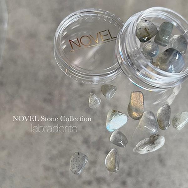 ｌａｂｒａｄｏｒｉｔｅ灰色の石の表面に浮かび上がるブルーやグリーン、イエロー、オレンジなど様々な色の輝きが特徴的な天然石です。光の加減や見る角度によって見え方が変わるため、とても美しく不思議な魅力があります。ニュアンスネイルや個性的なデザイ...