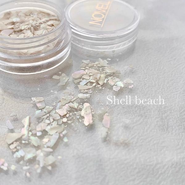 太陽に輝く白い砂浜をイメージしたアイテムです。細かいシャンパンベージュグランツもmixされているので、2つの素材を一緒に使用すると統一感があるアートになります。薄くて細かいシェルなので埋め込みやすく、ダズルミラーやオーロラパウダーとの相性も...
