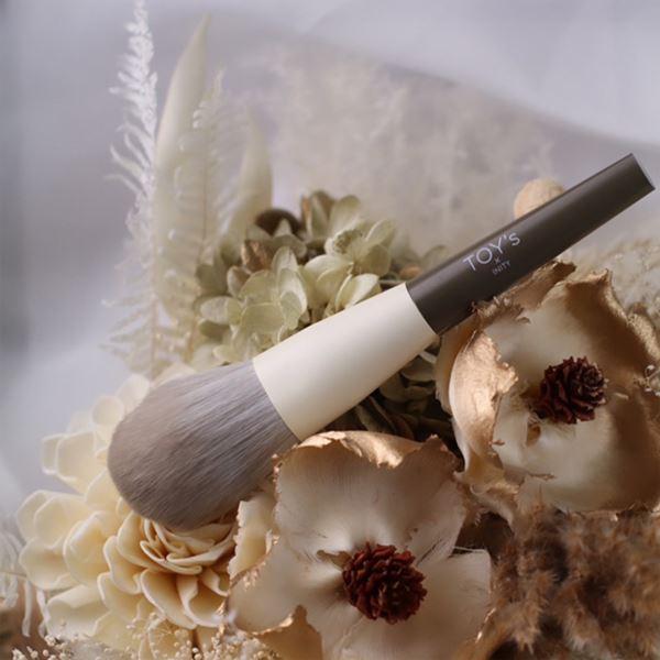 dusty interior brushくすんだカーキっぽい持ち手が可愛い毛量がちょうどよく気持ちいい面が大きく、ダストがスイスイとれるT-IDB全長:180mm