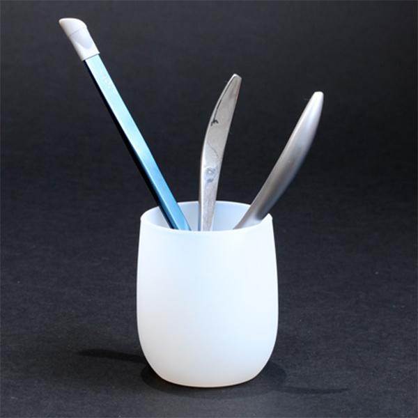 刃先や先端の尖ったツールをそのまま下向きに入れることができます。エタノール使用可1巻5.5cm×6.5cm