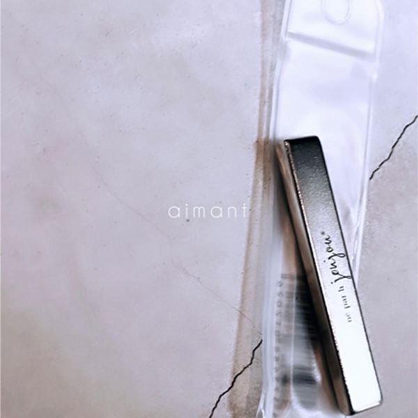 特徴マグネットパウダーやマグネットジェルのアートには欠かせないjoujouロゴ刻印付きのマグネットプレート。磁力が強力なので、流動性が弱いマグネットパウダーやマグネットジェルでも綺麗に仕上がります。スティックタイプなので1点に集中せず全体的...