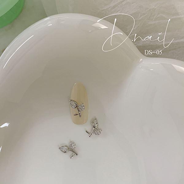 繊細なデザイン、凹凸が存在感を引き立たせ一気に華やかに仕上がります。２Ｐ１１×８ｍｍ