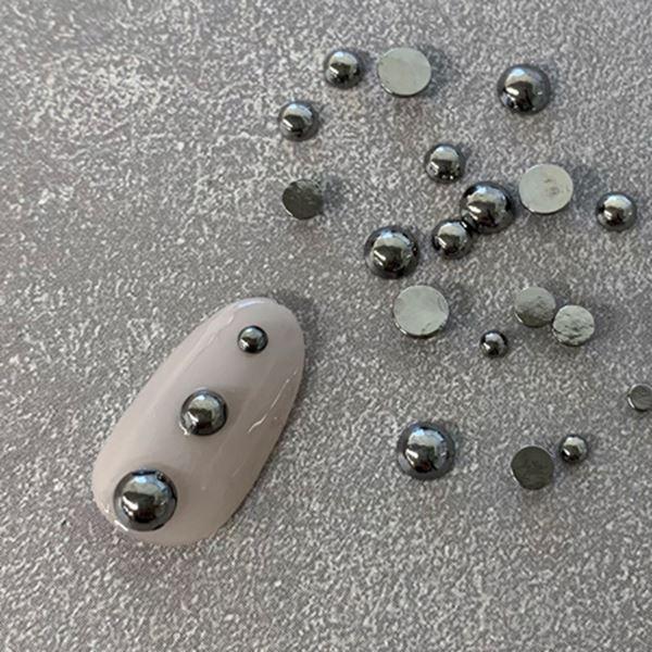 BlackSilver(ブラックシルバー)半球のスタッズです。使いやすい4mm・3mm・2mmがミックスされています。寸法:大4mm×4mm 厚み2mm    中3mm×3mm 厚み1.5mm    小2mm×2mm 厚み1mm4mm・3m...