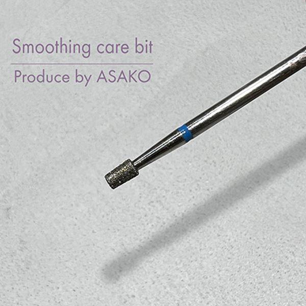 bee nail artist ASAKO先生プロデュースのマシンビット。ヘッドは台形で爪の丸みに沿いやすく、マシンケアが苦手な方狙った箇所に当てやすい形状です。台形のヘッドは先端の面も使用でき、少し大きめなのでルーススキンや指先サイドの角...