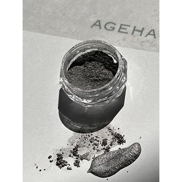 水光０１水辺を反射するような、うるうるをたっぷり感じられるMAGパウダーです。粒子が細かいパウダーなので少量で水光感が楽しめます。みずみずしいツヤが動くたびに見え方が変わります。約０．４ｇ