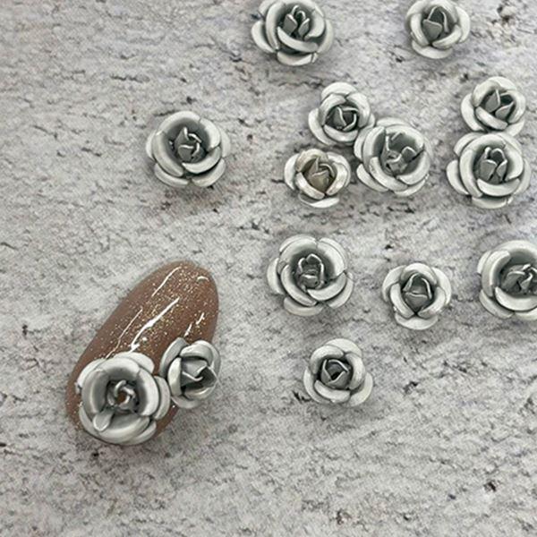 マットホワイトシルバー繊細なバラの形のパーツです。置くだけでアートが仕上がります。寸法：大 8ｍｍ×8ｍｍ×4ｍｍ　　　　小 6ｍｍ×6ｍｍ×3ｍｍ※ひとつひとつ手作業の為、大きさや形、色味に個体差があります。あらかじめご了承ください。８ｍ...