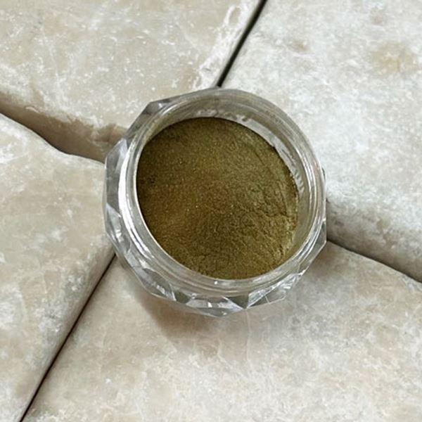 水光０２奥行のある暖かい光と滑らかな質感が特徴の微粒子タイプのゴールド系水光MAGパウダー。上品なちゅるんと感がつくれます。約０．４ｇ