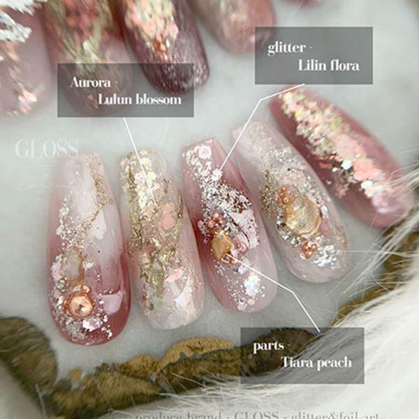 お花のようなやわらかなピンクの輝きを詰め込んだ可愛らしく華やかなグリッター。ピンク系ホログラムと、繊細なオーロラフレークを重ね、さらにシルバー&amp;シャンパンの微細グリッターをミックス。指先にふんわりとした甘さときらめきをプラスし、ロマ...