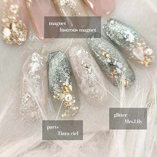 細やかな乱切りのホワイト系ブルーオーロラフレークが、角度によって繊細にきらめき、幻想的な透明感を演出。さらに、シルキーベージュの微細グリッターをミックスし、上品でやわらかな輝きをプラス。薄くなじむ質感で、表面に出にくく作り込めるため埋め込み...