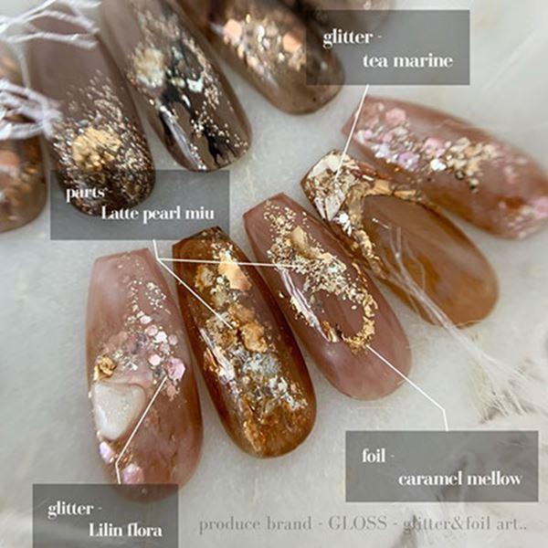 蜂蜜のようなあたたかな色味の艶フレークに繊細なオーロラフレークを組み合わせ。ポンとのせるだけで、指先に華やかな存在感をプラスしてくれます。ひときわ目を惹く輝きが、デザインのアクセントとなります。1g