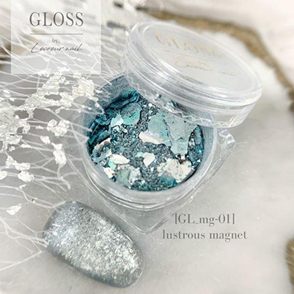 GL_mg-01オーロラの輝きを秘めた、幻想的なマグネットパウダー。繊細なマグネットパウダーに、オーロラフレークとグリッターが加わって角度によって輝きが変化します。　使用方法は、カラージェルを塗布した後クリアジェルを含ませた筆の先端に本品を...