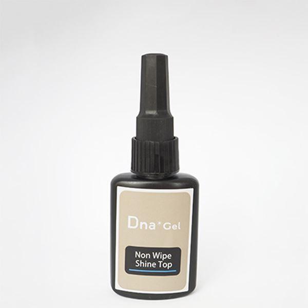 拭き取り不要のノンワイプハードトップジェルです。水で濡らしたような透明感とツヤの持続性に優れています。伸ばしやすい柔らかめのテクスチャーは、薄づきの仕上げにおすすめです。ミラーパウダーとの相性もよく、デザインの中に一層クリアを挟んで使用した...