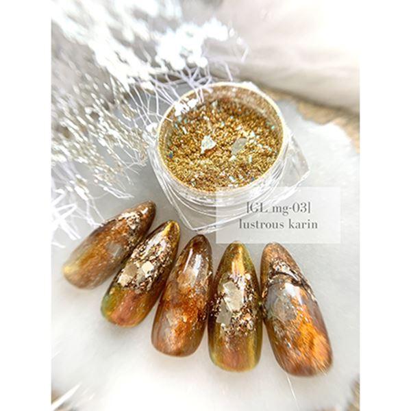 GL_mg-03color : オレンジオーロラの輝きを秘めた、幻想的なマグネットパウダー。オーロラフレークとグリッターを加え、角度で光が揺らめきます。カラージェルの上に、クリアジェルを含ませた筆で少量広げ、硬化前にマグネットで動かしてくだ...