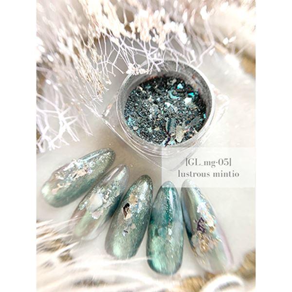 GL_mg-05color : ミントグリーンオーロラの輝きを秘めた、幻想的なマグネットパウダー。オーロラフレークとグリッターを加え、角度で光が揺らめきます。カラージェルの上に、クリアジェルを含ませた筆で少量広げ、硬化前にマグネットで動かし...